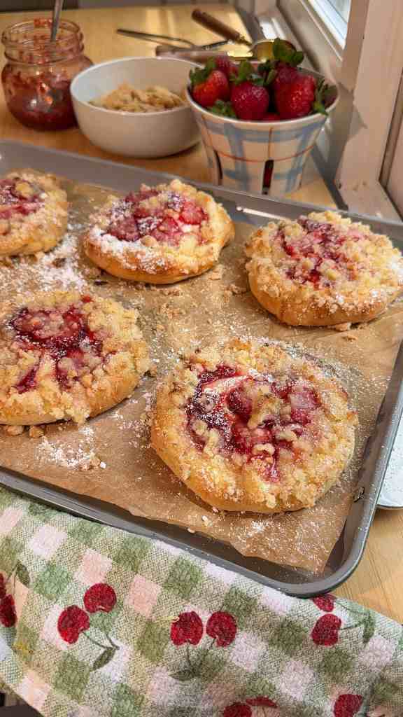 Strawberry Custard Crumble Buns (Bakery-Style with Cream Cheese Filling ...